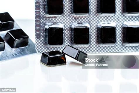 의료 구호 기침과 목 목 구멍 자극 흰색 배경에 고립에 대 한 정제 기침 및 감기 드롭입니다 검은 기침 허브 사탕 물집 팩에서 추출 합니다 사탕 이나 과자 광장 0명에 대한