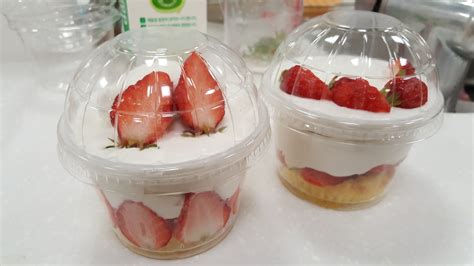 오늘은 샌드위치와 딸기컵케익 을 올립니다 이번주 화요일에 쿠킹클래스에서 만든 거에요 샌드위치는 당근양배추파계란 부쳐서 케찹소스 뿌린 길거리 토스트 스타일이구요