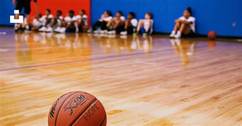 코트에서 농구공 사진 Unsplash의 무료 스포츠 이미지