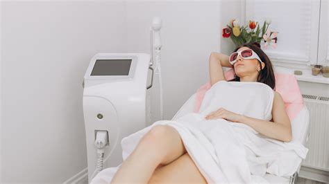 다리에 제모 의료 클리닉에서 레이저 절차 뷰티 살롱 스파 컨셉의 아름다운 매끄러운 여성 다리 레이저 스킨 케어 배너 절차가 시작되기를 기다리는 여성 건강관리와 의술에 대한