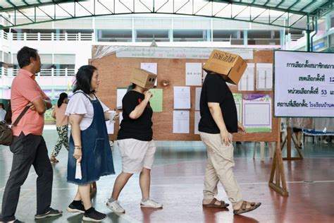 เพนกวิน พาน้องสาว สวมกล่องครอบศีรษะ แซะกกต