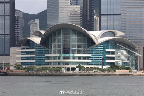 香港会展中心一一游香港，赏香江。隔岸观景，会展很有标志性