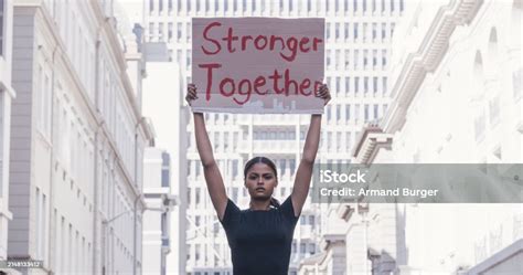 거리 도시 및 시위 여성은 정부 투표에 대한 연대 인권 및 권력과 함께 골판지 표지판과 초상화를 가지고 있습니다 정의와 정치 혁명을 위한 포스터를 가진 젊은 Z세대 흑인