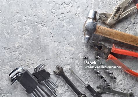 회색 콘크리트 배경에 작업 도구입니다 렌치 망치 스크루 드라이버 펜 치입니다 보기 상위 공간을 복사 합니다 Diy에 대한 스톡 사진 및 기타 이미지 Istock