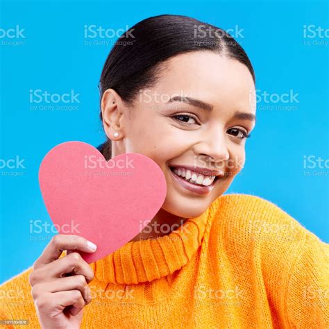 종이 하트 사랑 스튜디오에 있는 행복한 여성의 초상화 파란색 배경과 낭만적인 간판 여성 모델 이모티콘 모양 및 보살핌 지원 및 친절 발렌타인 데이 또는 감정에 대한 감사를