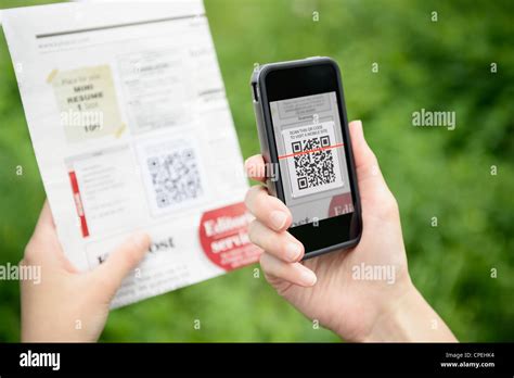 Publicité Numérisation Avec Qr Code Sur Téléphone Intelligent Photo Stock Alamy