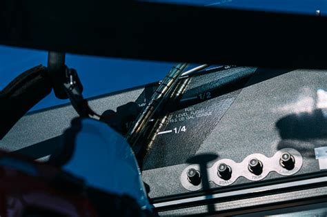 작은 단일 엔진 부시 비행기 조종석에서 튜브 스타일의 연료 투시 게이지 클로즈업 0명에 대한 스톡 사진 및 기타 이미지 0명 계기판 측정기 고풍스런 Istock