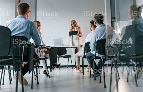 마스터 클래스를하는 손에 메모장을 가진 여성 전문 비즈니스 인력 그룹이 사무실에 있습니다 20 24세에 대한 스톡 사진 및 기타 이미지 Istock