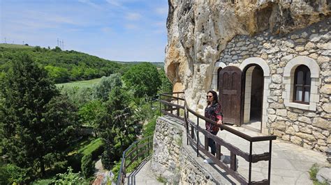 Басарбовски скален манастир Професия Турист