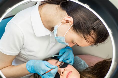 속눈썹 라미 네이션 절차 염색 컬링 라 미네이 팅 속눈썹 리프트 속눈썹 확장 미용실에서 소녀를 위한 속눈썹을 길게 속눈썹에 대한 스톡 사진 및 기타 이미지 Istock