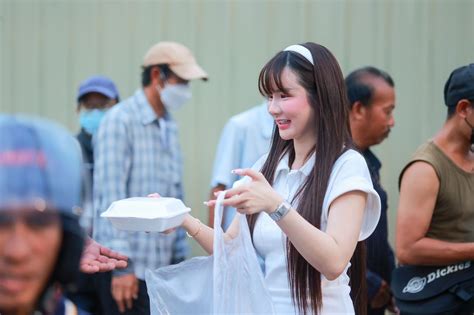 เกลิน ธัญรดี ชวนแก๊งค์เพื่อนแจกข้าวกล่อง น้ำดื่ม ขนมที่ตรอกสาเก