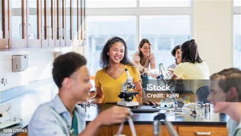 สาววัยรุ่นแอฟริกันอเมริกันในห้องปฏิบัติการวิทยาศาสตร์โรงเรียนมัธยม ภาพสต็อก ดาวน์โหลดรูปภาพ