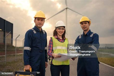 풍력 터빈 발전소 발전기 스테이션을 서서 확인하는 제복을 입은 행복한 세 명의 기술자 엔지니어 건설 현장에 대한 스톡 사진 및 기타 이미지 Istock
