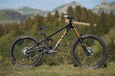 First Look 2025 Pivot Phoenix Gets 6 Bar Suspension And 2 Chains