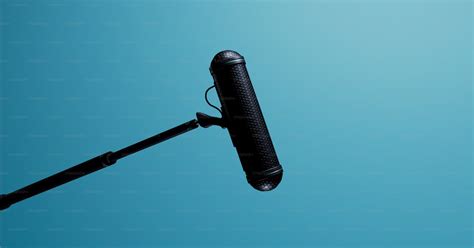 파란색 배경에 검은색 마이크 사진 Unsplash의 사진기 이미지