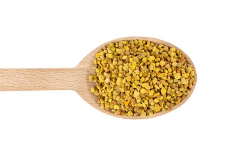 흰색 배경에 고립 된 나무 숟가락에 꿀벌 꽃가루 염증을 완화 하는 자연 한방 약 인플루엔자 간 건강을 향상 면역 체계를 강화 스트레스를 감소 하 고 규정식 보충 교재로 사용