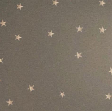 Золотые звездочки на сером фоне