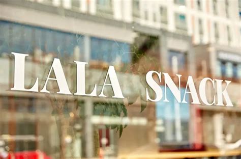 식욕을 자극시키는 레드오렌지 컬러 포인트 30평 캐주얼 분식집 인테리어 제천 천남동