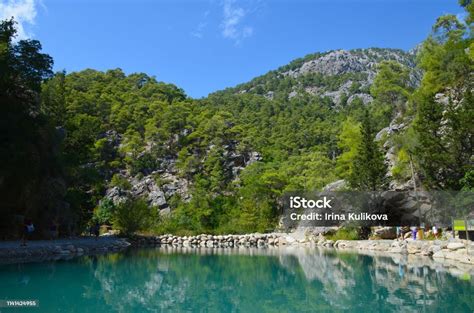 여름 화창한 날에 산의 배경에 청록색 호수 케 메 르 터키에 가까운 교 눅 캐년 강에 대한 스톡 사진 및 기타 이미지 강 걷기 공원 Istock