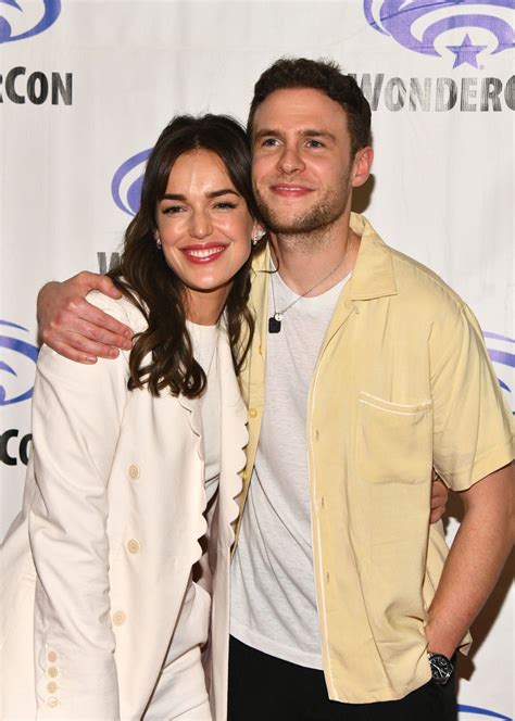 Elizabeth Henstridge And Iain De Caestecker Wondercon Iain De