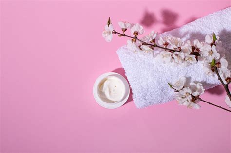 아름 다운 스파 및 자연 꽃 꽃 분홍색 배경에 크림 및 수건으로 웰빙 구성 천연 미용 제품 컨셉 개념에 대한 스톡 사진 및 기타