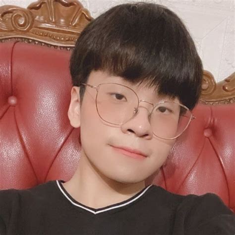 有誰可以教我 認識朋友後 第一句話除了哈嘍可以回什麼 嚶嚶嚶我好不會聊天又想要交朋友 擴張交友圈 本人其實只是慢熟 只不過看到了一排哈