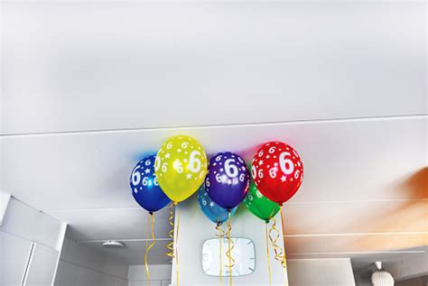 헬륨으로 가득 찬 축제 풍선을 클로즈업하여 아이의 생일을 축하하는 숫자 6이 실내에 떠 있습니다 6에 대한 스톡 사진 및 기타 이미지 Istock