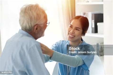 젊은 여성 간호사 돌보는 노인 노인 병원의 방에 앉아있다 양로원의 방에서 노인을 돌보는 아시아 간호사 사람과 건강 관리 개념 간호사에 대한 스톡 사진 및 기타 이미지