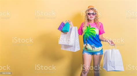 선글라스와 아름다운 여름 옷을 입은 어린 행복한 소녀가 쇼핑백을 들고 카메라를 들여다봅니다 25 29세에 대한 스톡 사진 및 기타 이미지 Istock