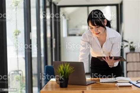 온라인 인터넷 검색 개념 사무실에서 디지털 태블릿과 노트북으로 작업하는 아시아 여성 사업가에 대한 스톡 사진 및 기타 이미지