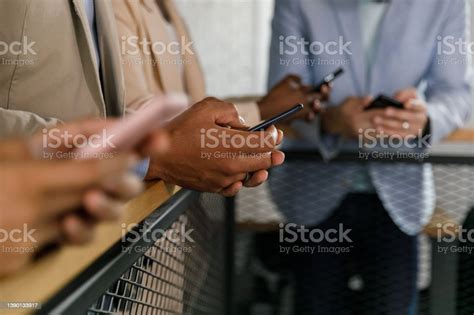 스마트 폰을 사용하는 네 명의 인식 할 수없는 비즈니스 사람들 25 29세에 대한 스톡 사진 및 기타 이미지 25 29세 30 34세 40 44세 Istock