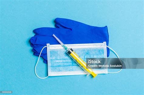 일회용 수술 마스크 라텍스 의료 장갑 과 파란색 배경주사기의 상단 보기 복사 공간이 있는 바이러스 보호 개념 감기와 독감에 대한 스톡 사진 및 기타 이미지 Istock