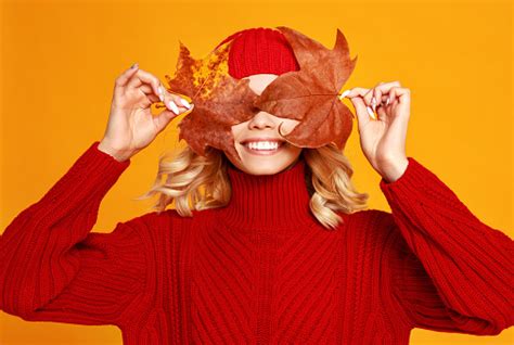 컬러 노란색 배경에 니트 가을 빨간 모자와 함께 웃고 행복 한 감정 쾌활한 소녀 가을에 대한 스톡 사진 및 기타 이미지 가을 거리 겨울 Istock