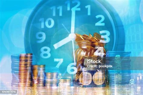 이중 노출 동전 스택 및 도시 및 알람 시계 배경으로 미래의 금융 금융에 대 한 절약에 대 한 유리 항아리의 개념 0명에 대한 스톡 사진 및 기타 이미지 Istock