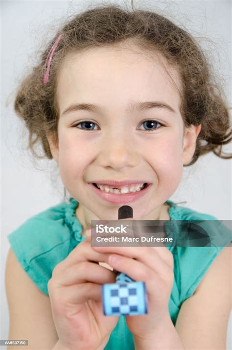 Headshot Pada Gadis Siap Untuk Meniup Dalam Seruling Pesta Foto Stok Unduh Gambar Sekarang