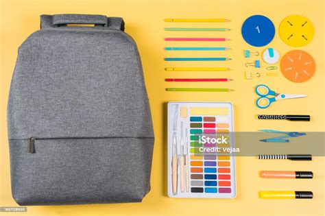 교육 학습 학교 배경으로 돌아갑니다 노란색 배경에 회색 배낭과 다양한 학교 문구류가 있는 놀링 구성 평면도 평지 0명에 대한 스톡 사진 및 기타 이미지 Istock