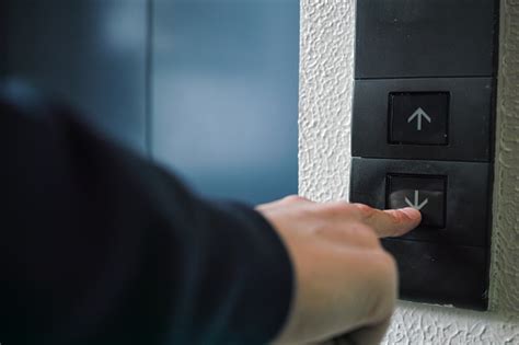 검지 손가락으로 엘리베이터 버튼을 누르는 남자의 뒷 전망 누름 버튼에 대한 스톡 사진 및 기타 이미지 누름 버튼 단추 봉제 제품 대기 Istock