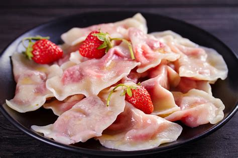 딸기로 가득 찬 만두 바레니키 바레니키 피에로기 피로히 다이어트 채식 채식 음식 이미지 딸기에 대한 스톡 사진 및 기타 이미지 Istock