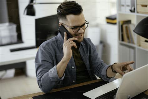 사무실에서 일하는 젊은 사업가 무릎 위에서 일하는 잘생긴 남자 사진 Unsplash의 세르비아 이미지