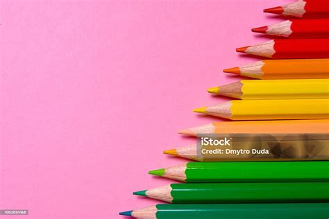 연필 파스텔 핑크 배경 색상 닫습니다 다채로운 연필 공간을 복사 합니다 크레용입니다 상위 뷰 평평 하다입니다 학교 대학 개념을 다시 추상적인 배경 0명에 대한 스톡 사진 및