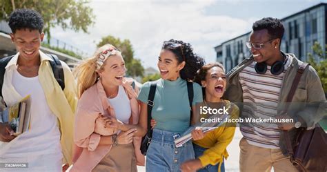 걷고 웃고 대학에서 배우고 유대감을 형성하고 이야기하는 재미를 느끼는 학생들 사람 다양성 및 Z세대 친구들이 대학 캠퍼스에서 교육을 위해 준비된 책을 들고 야외에서 활동하고