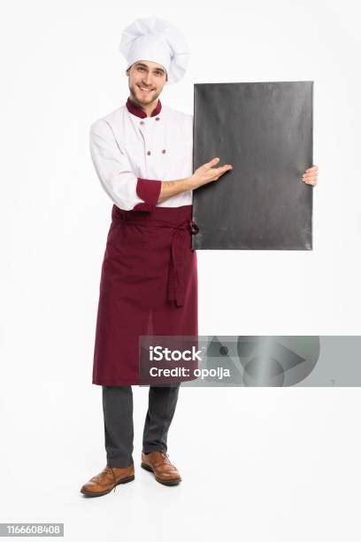 흰색 배경에 고립 된 빈 보드를 들고 균일 한 남성 요리사의 전체 길이 초상화 개념에 대한 스톡 사진 및 기타 이미지 개념 고급 요리 광고 Istock