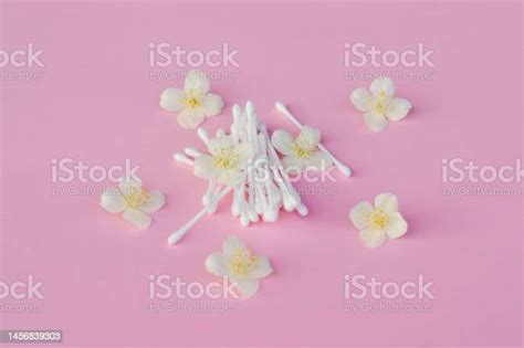 밝은 분홍색에 흰색 재스민 꽃 근처의 흰색 새싹이 닫힙니다 일상적인 뷰티 루틴을 위한 스킨케어 제품 아름다움 개념입니다 플랫 레이 0명에 대한 스톡 사진 및 기타 이미지