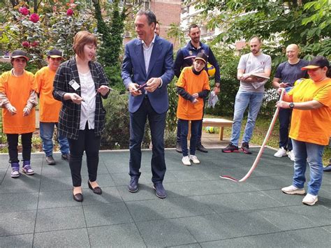 Кметът Димитър Николов и шампионите от Нефтохимик изненадаха потребителите на защитено жилище