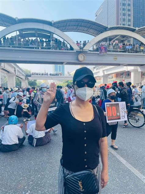 စမ်းချောင်းမှာ ပိတ်မိနေတဲ့ ပြည်သူတွေ ဘေးအန္တရယ်ကင်းဝေးစေဖို့ ဘုရားစာရွတ်ကာ ဆုတောင်းပေးနေတဲ့ ခင