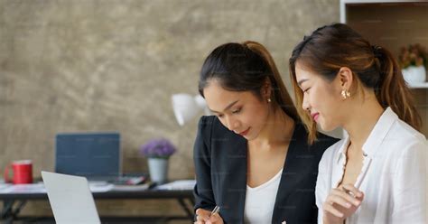 현대 스타트업에서 일하는 두 명의 젊은 아시아 전문 사업가 사진 Unsplash의 비서 이미지