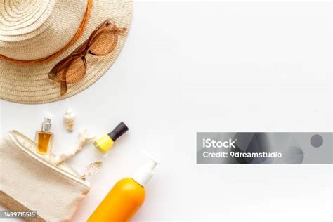 선글라스와 밀짚모자를 쓴 자외선 차단제 화장품 여름 방학 컨셉 플랫레이 0명에 대한 스톡 사진 및 기타 이미지 0명 개념