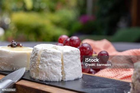 프랑스 부드러운 치즈 다양 한 다른 맛 염소 우유 천연 치즈 화강암 판에 가까이 Sesrved 디저트로 0명에 대한 스톡 사진