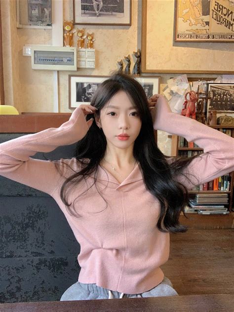 브이넥 카라 긴팔 티셔츠 골지 니트 청순 페미닌 여성스러운 슬림핏 슬렌더 여리 봄 여름 간절기 데이트 여친 출근 하객 룩 데일리 베이직 기본템 꾸안꾸 쫀쫀 스판 캐주얼