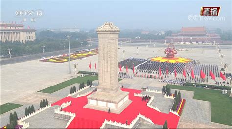 Сі Цзіньпін вшанував память народних героїв на площі Тяньаньмень у Пекіні